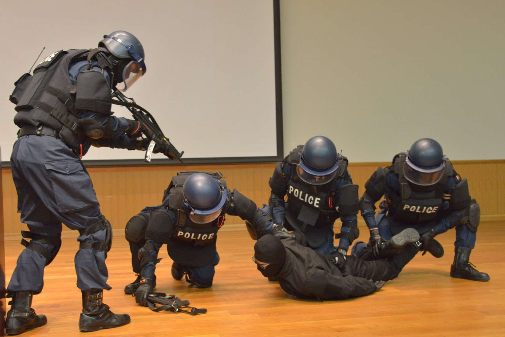 File:Counter-terrorism training of the Osaka Prefectural Police.jpg ...